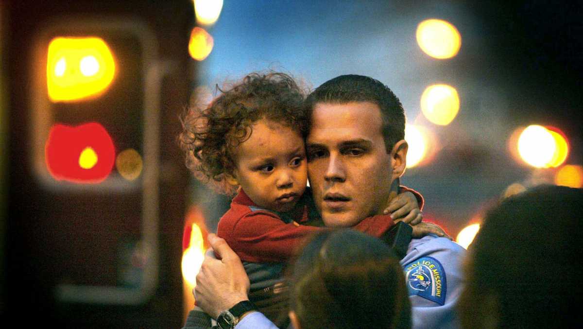 Powerful picture shows officer killed in line of duty rescuing toddler ...