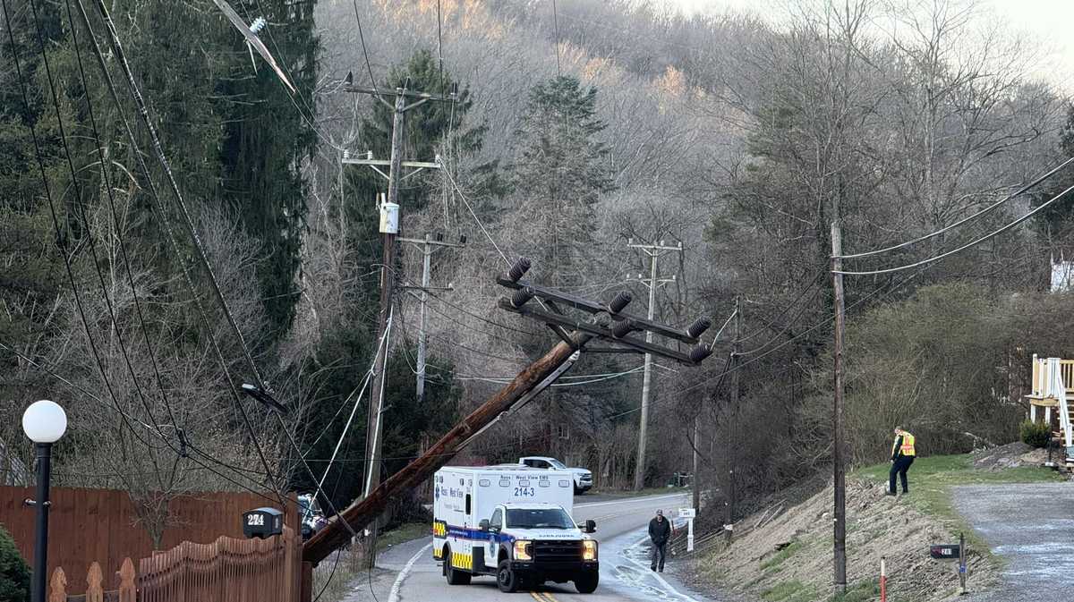 Sewickley Oakmont Road closed after vehicle crashes into pole