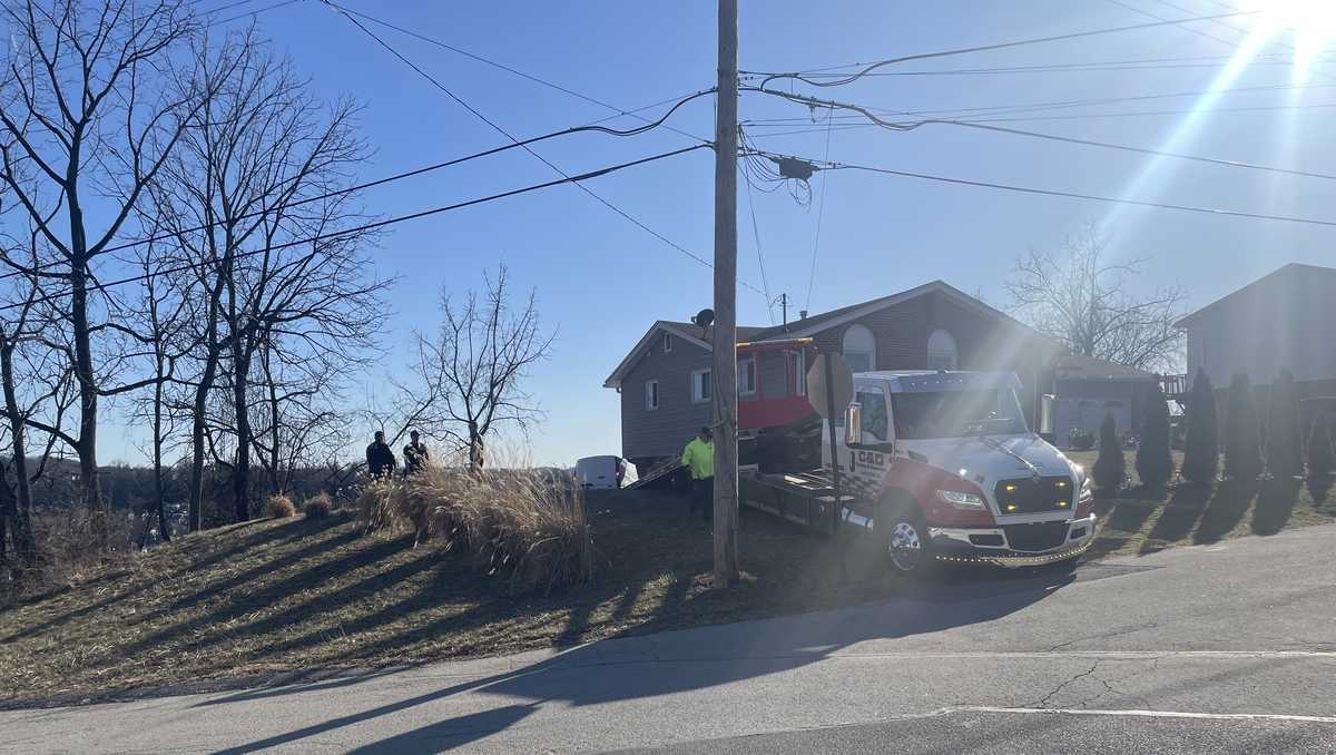 1 injured after vehicle crashes into home in White Oak