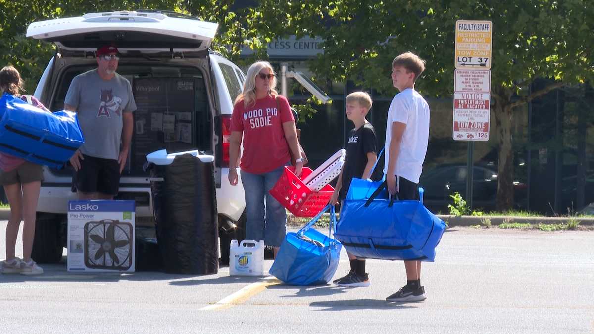 Parents drop off new University of Arkansas students