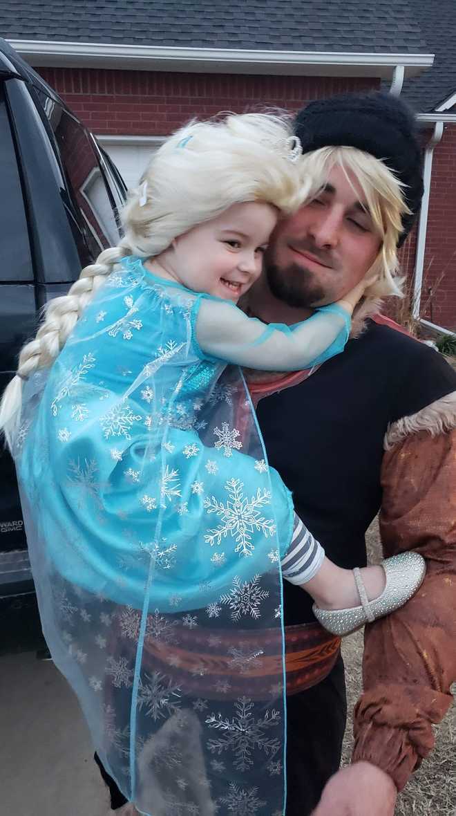 Oklahoma father, daughter dress as Kristoff, Elsa from 'Frozen' for ...
