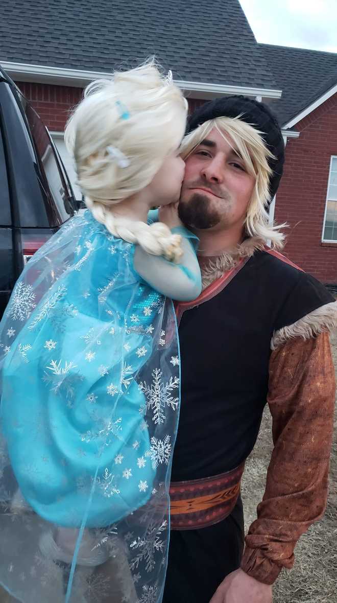 Oklahoma father, daughter dress as Kristoff, Elsa from 'Frozen' for ...