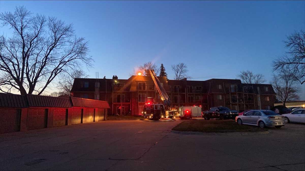 Crews respond to two-alarm apartment fire near 96th and Harrison streets