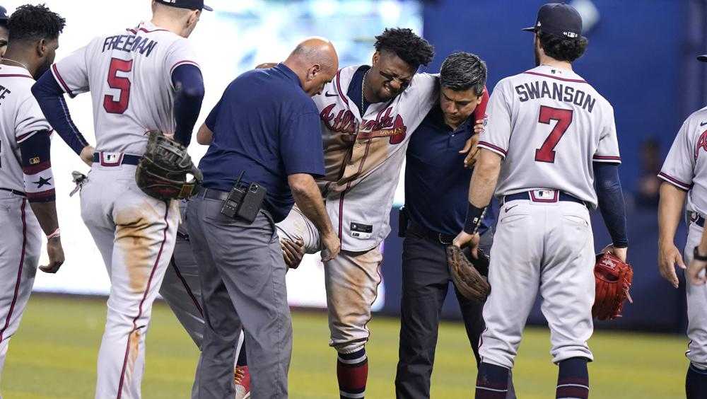 Braves' Acuña tears knee, will have season-ending surgery