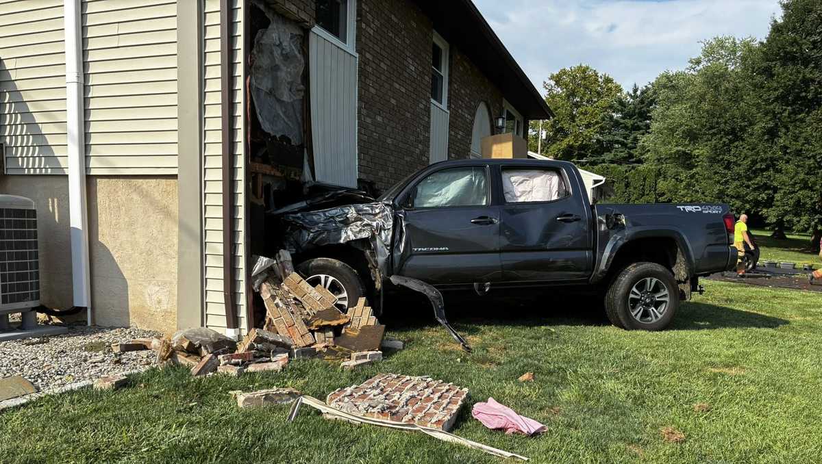 2 injured after pickup truck crashes into home in New Freedom