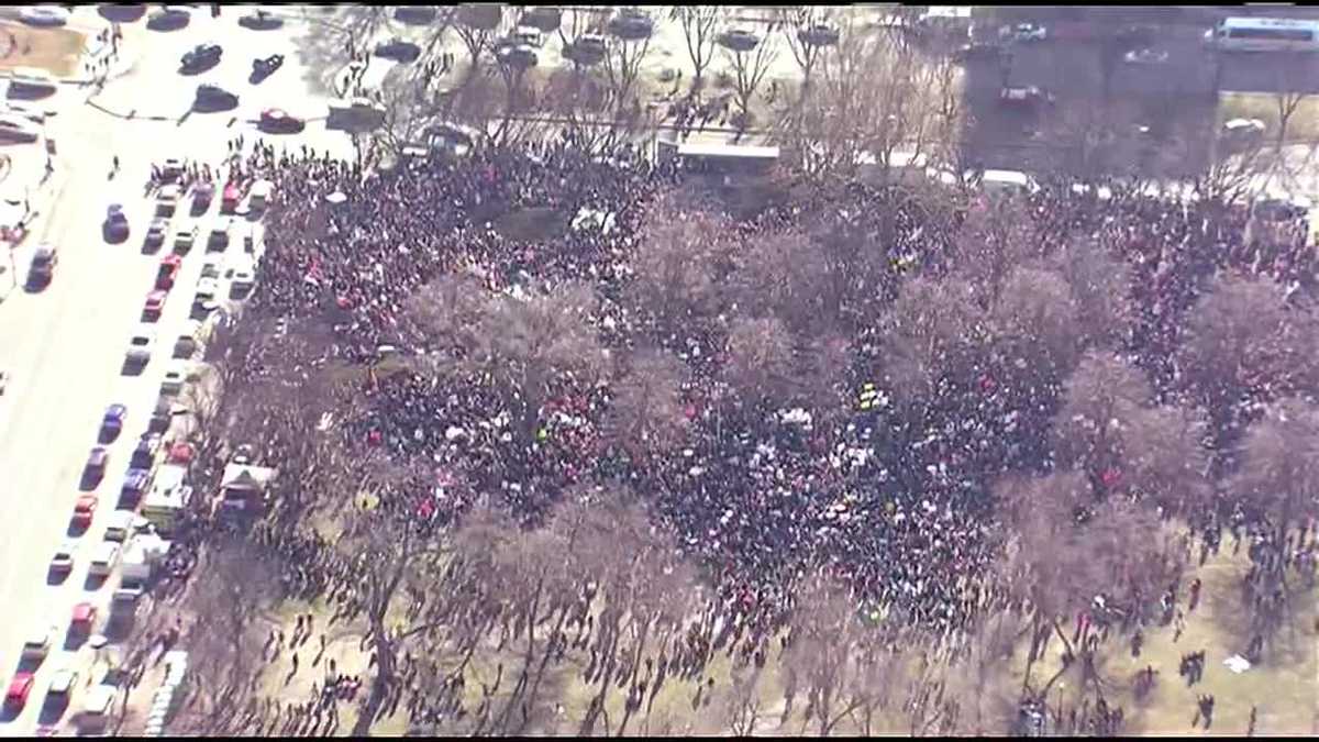 Thousands attend Women's March in Kansas City