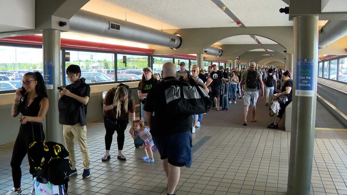 Pittsburgh International sees record number of travelers, long lines