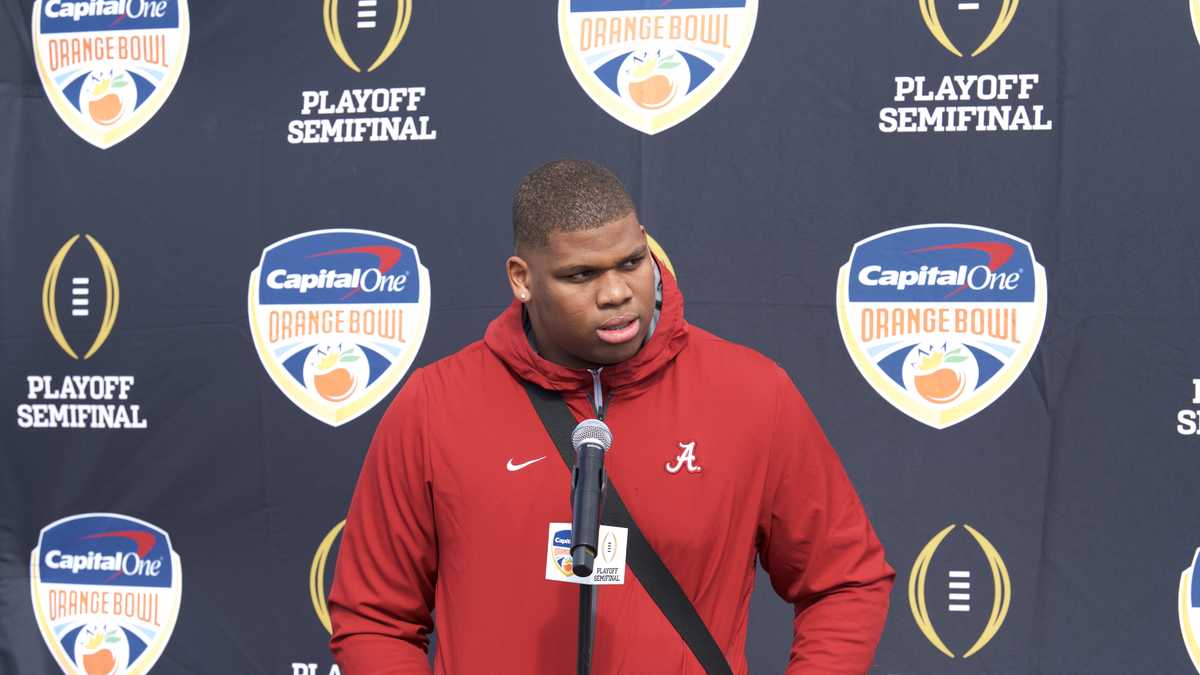 PHOTOS: Alabama lands in Miami ahead of Orange Bowl
