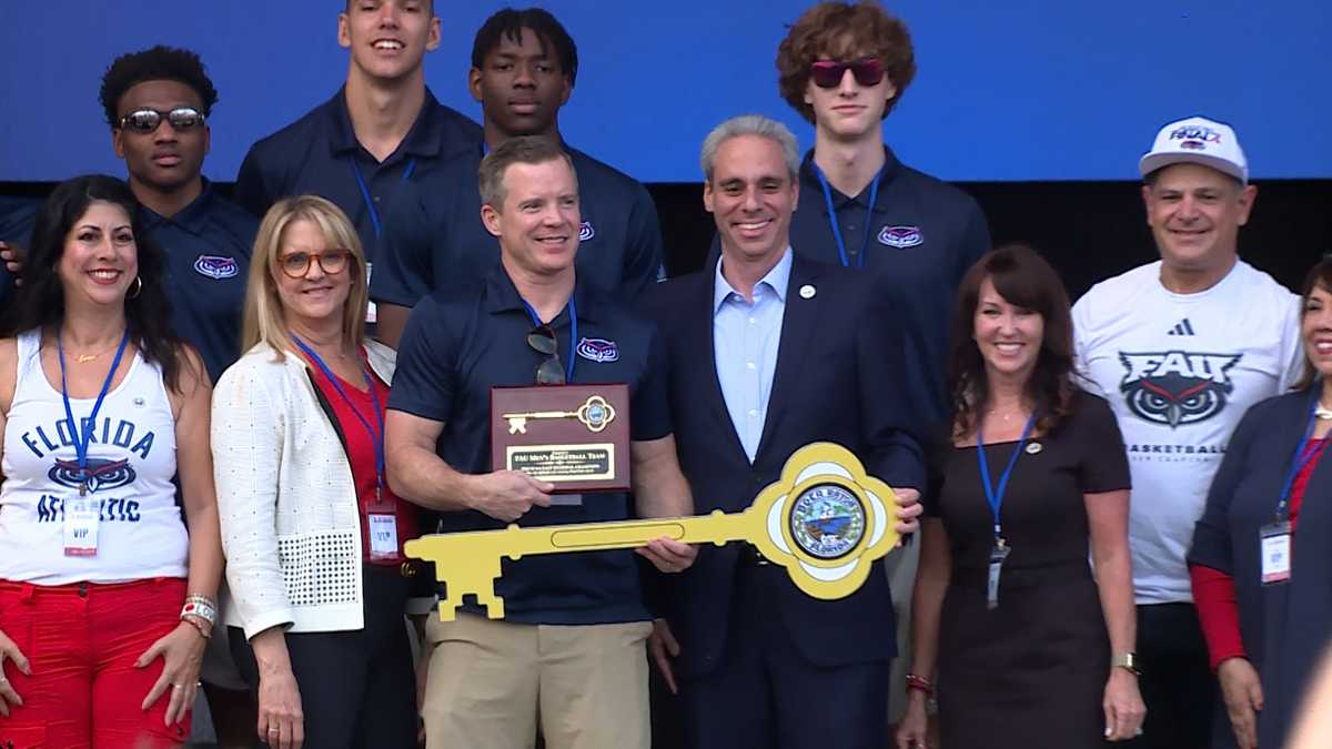 FAU men's basketball team gets key to city of Boca Raton