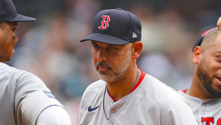 Alex Cora, Red Sox agree to multi-year contract extension