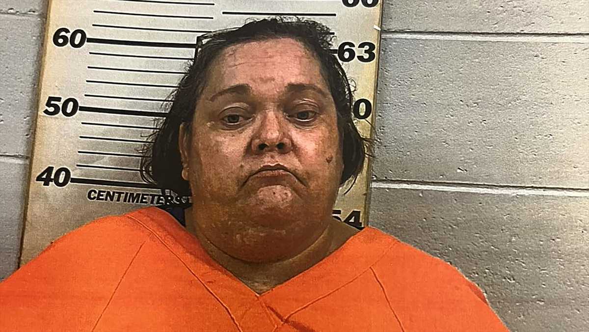 Woman accused of stealing cemetery wreaths