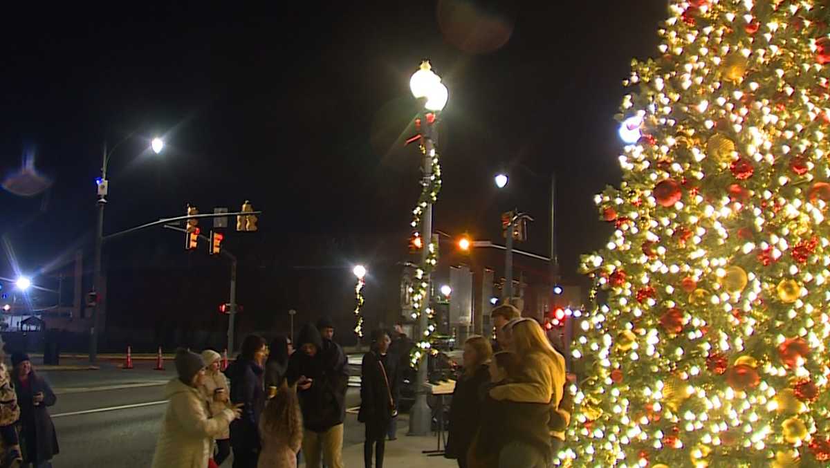 Anniston kicks off holiday season with tree lighting ceremony