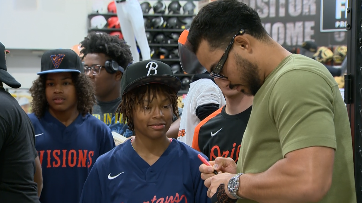 Anthony Santander hosts shopping spree for youth baseball players