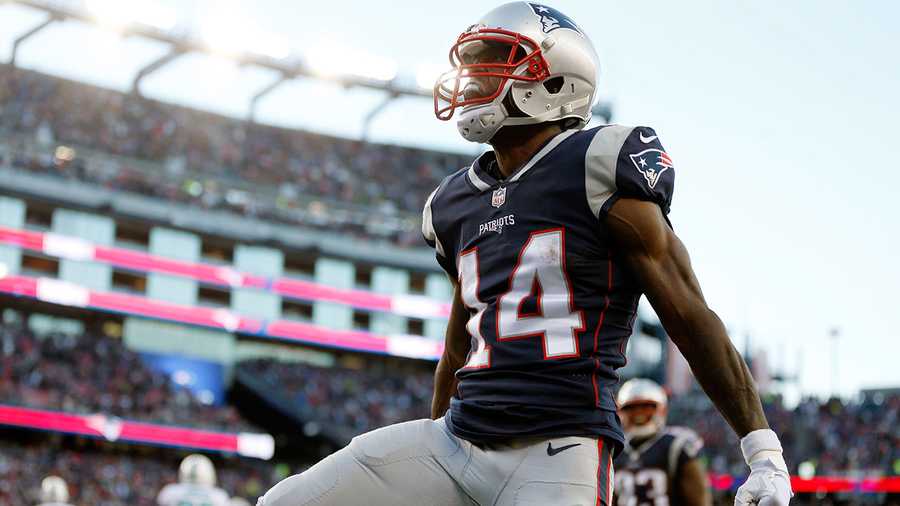 Brady throws for 4 TDs, Patriots beat Dolphins 35-17