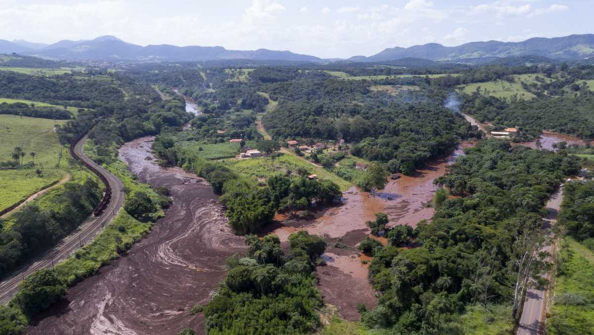40 dead, many feared buried in mud after Brazil dam collapse