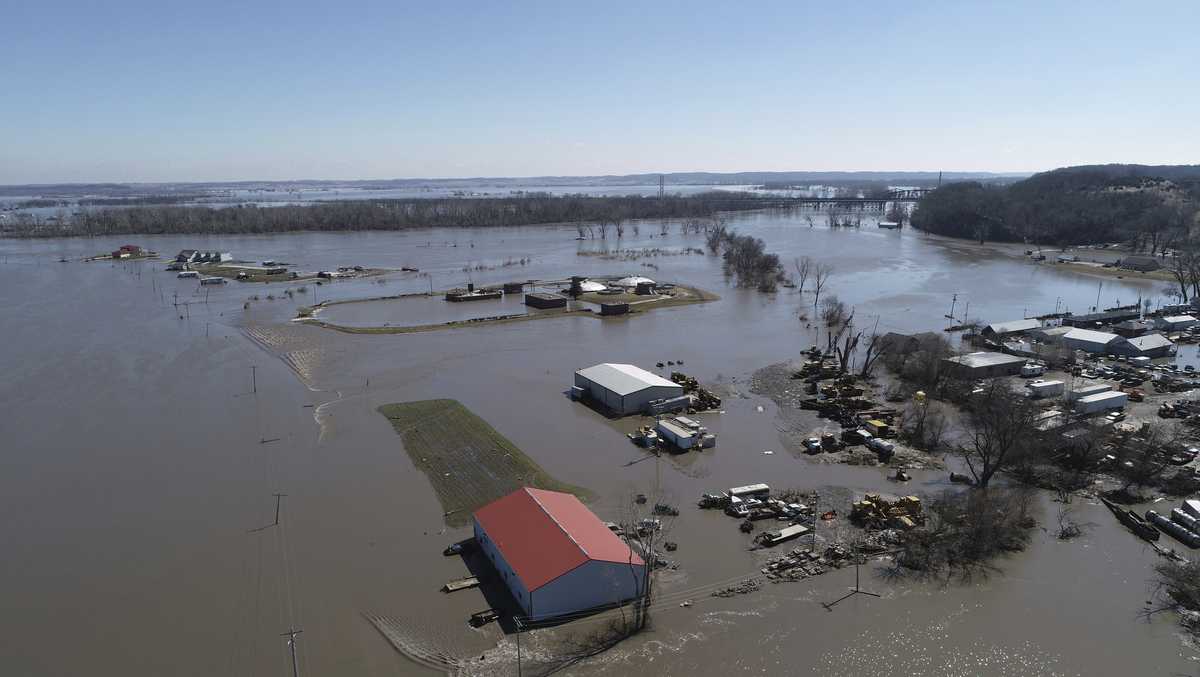 Flooded Iowa communities surviving with trucked-in water