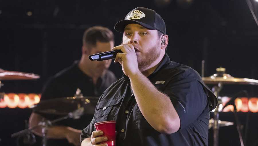 Country star Luke Combs announces October concert at Sprint Center