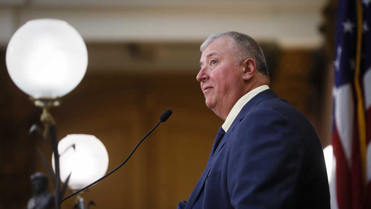 Ohio House ousts top leader after arrest in bribery scheme