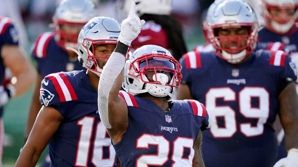 Pats keep playoff hopes alive with 20-17 win over Cardinals