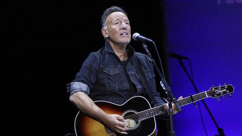 Bruce Springsteen receives this year’s Woody Guthrie Prize
