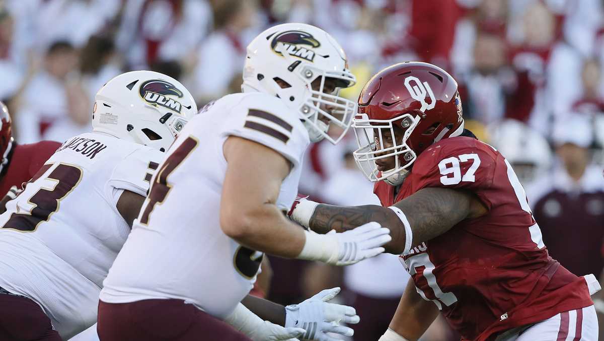 Oklahoma defensive lineman Charles Walker leaves program