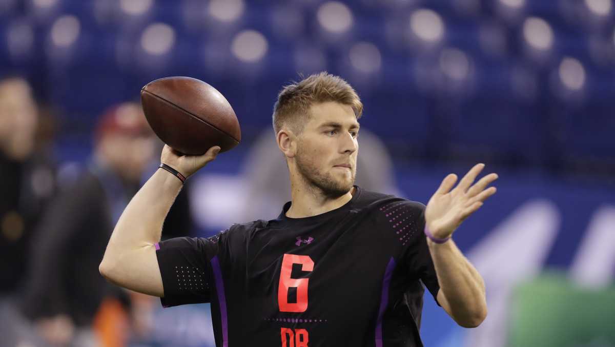 New England Patriots draft quarterback in 7th round of NFL Draft