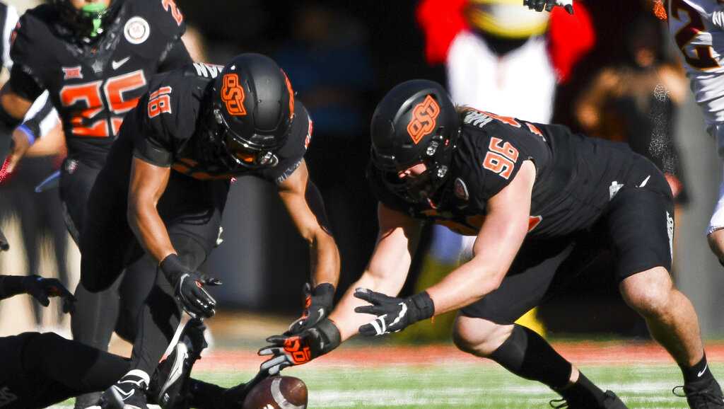 Sanders’ TD pass in relief lifts Oklahoma State past Iowa State