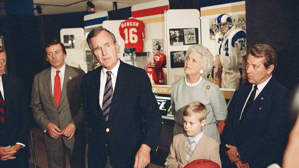 Pro Football Hall of Fame to fly flag at half-staff to honor Len Dawson