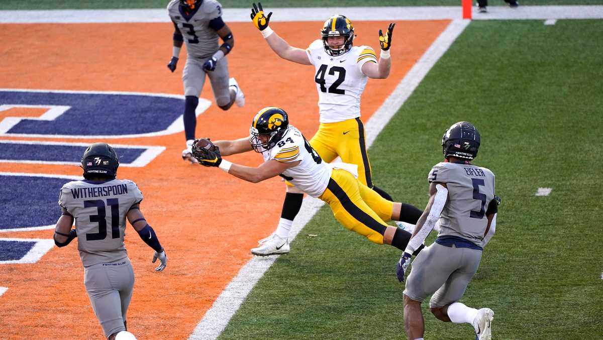 Hawkeyes take win over Illinois 35-21