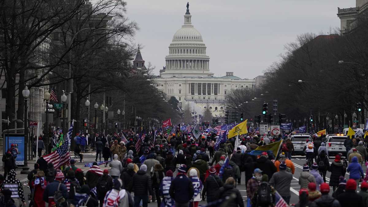 2 men carrying plastic restraints during Capitol riot charged by feds