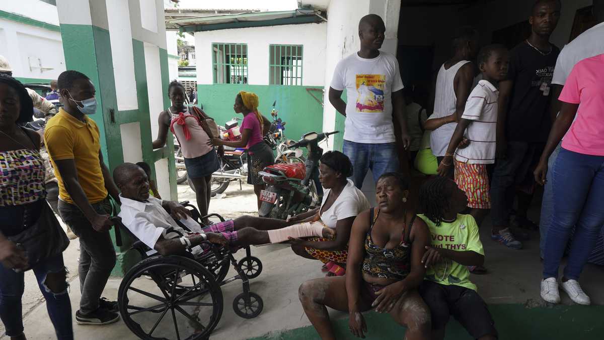 Gangs abduct 2 doctors at hospitals treating earthquake victims in Haiti