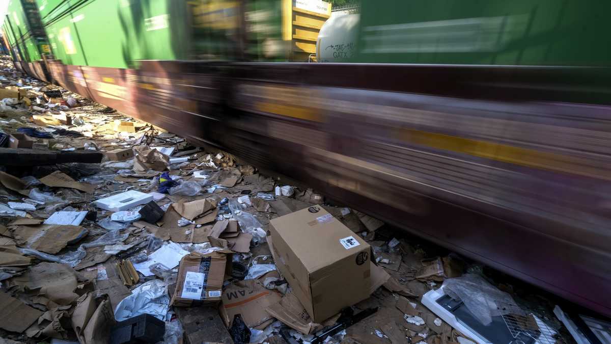 Thieves raiding rail cargo containers in Los Angeles