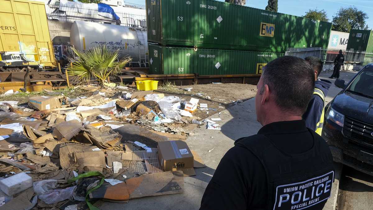 Thieves raiding rail cargo containers in Los Angeles