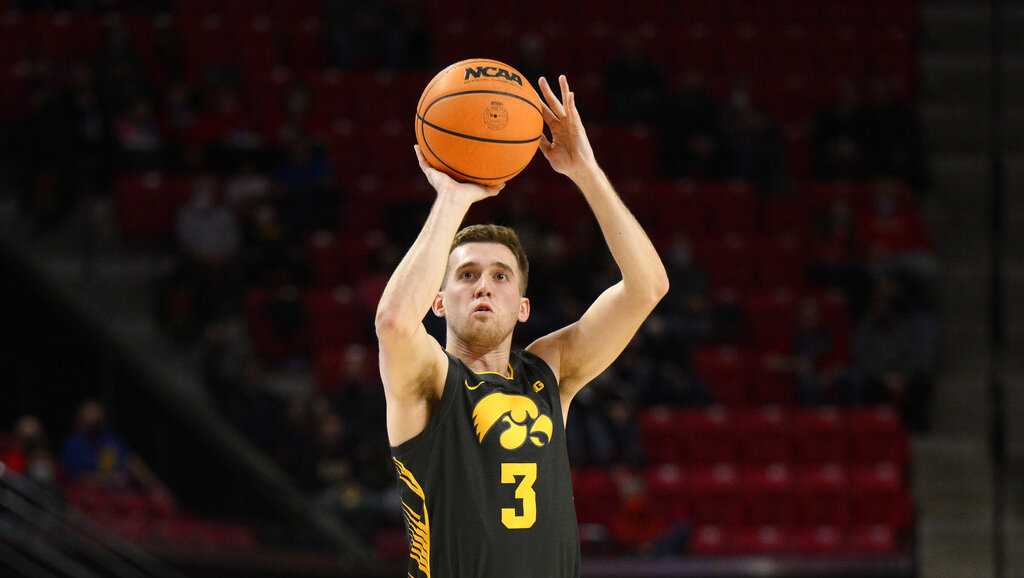 Jordan Bohannon sets school record as Iowa routs Maryland