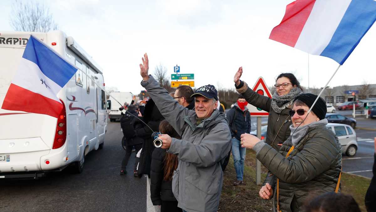 Canadian judge orders an end to blockade at border bridge