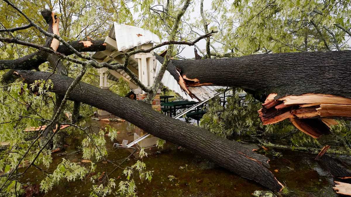 Severe storms pummel the South, killing at least 2 in Florida