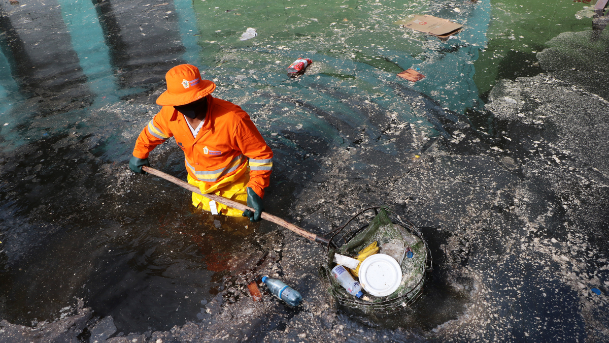 Gallery: As world marks Earth Day, trash still big problem