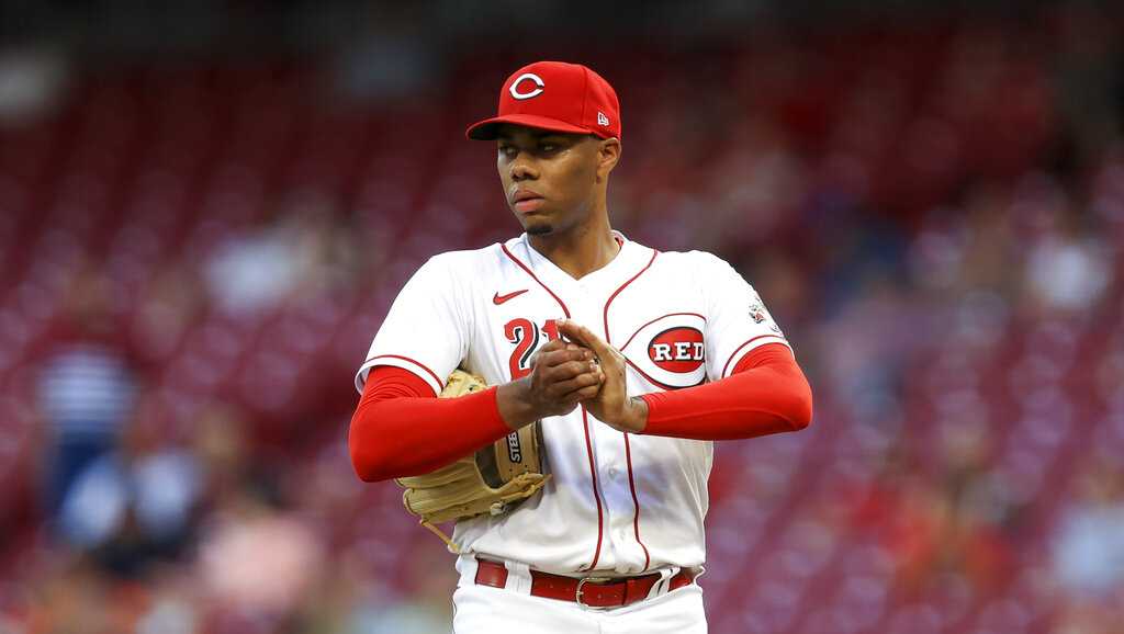 Reds and Brewers meet, winner claims 3-game series