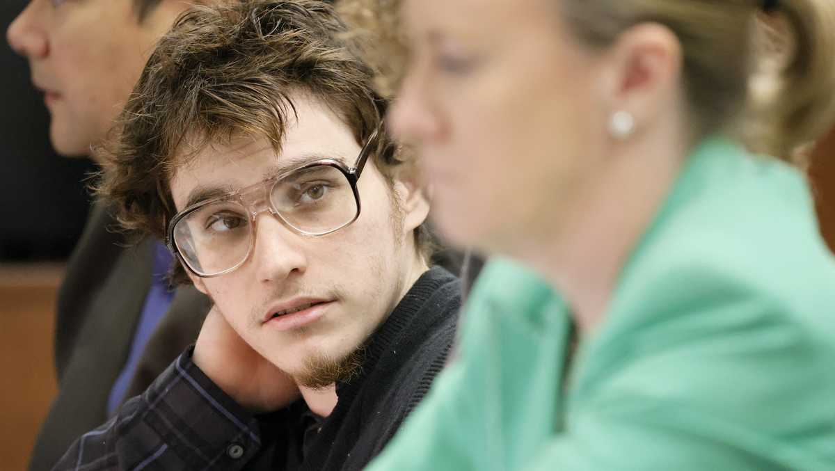 Cruz defense attorneys in Florida school shooting trial try to withdraw