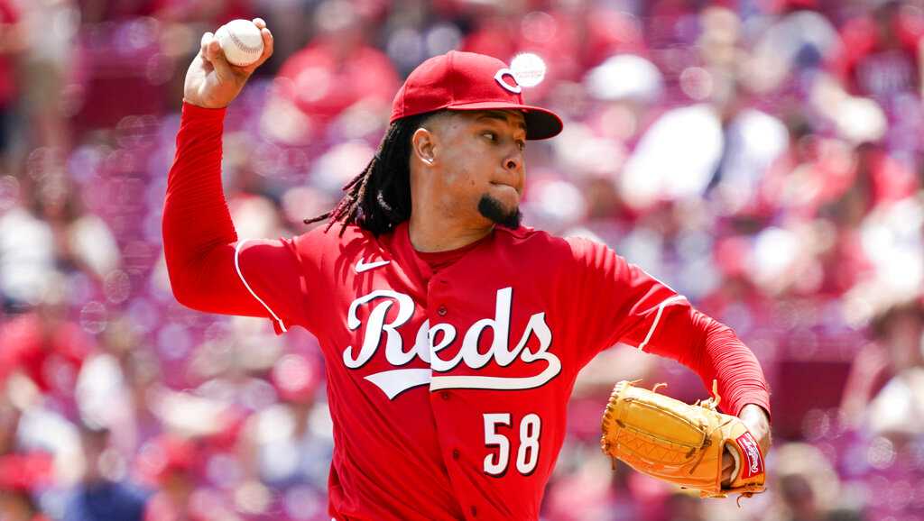 Reds visit the Cardinals to open 3-game series