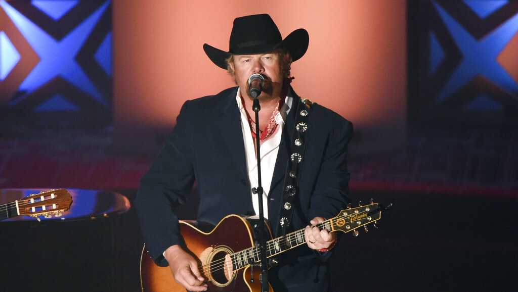Toby Keith takes the stage with Cincinnati restauranteur Jeff Ruby at ...