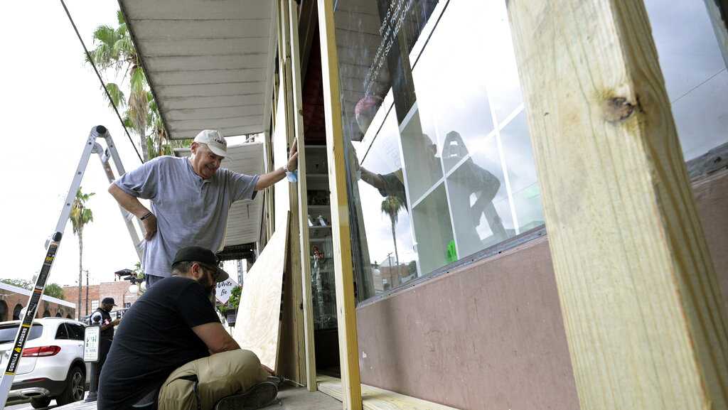 Video Residents In South Tampa Prepare For Hurricane Ian
