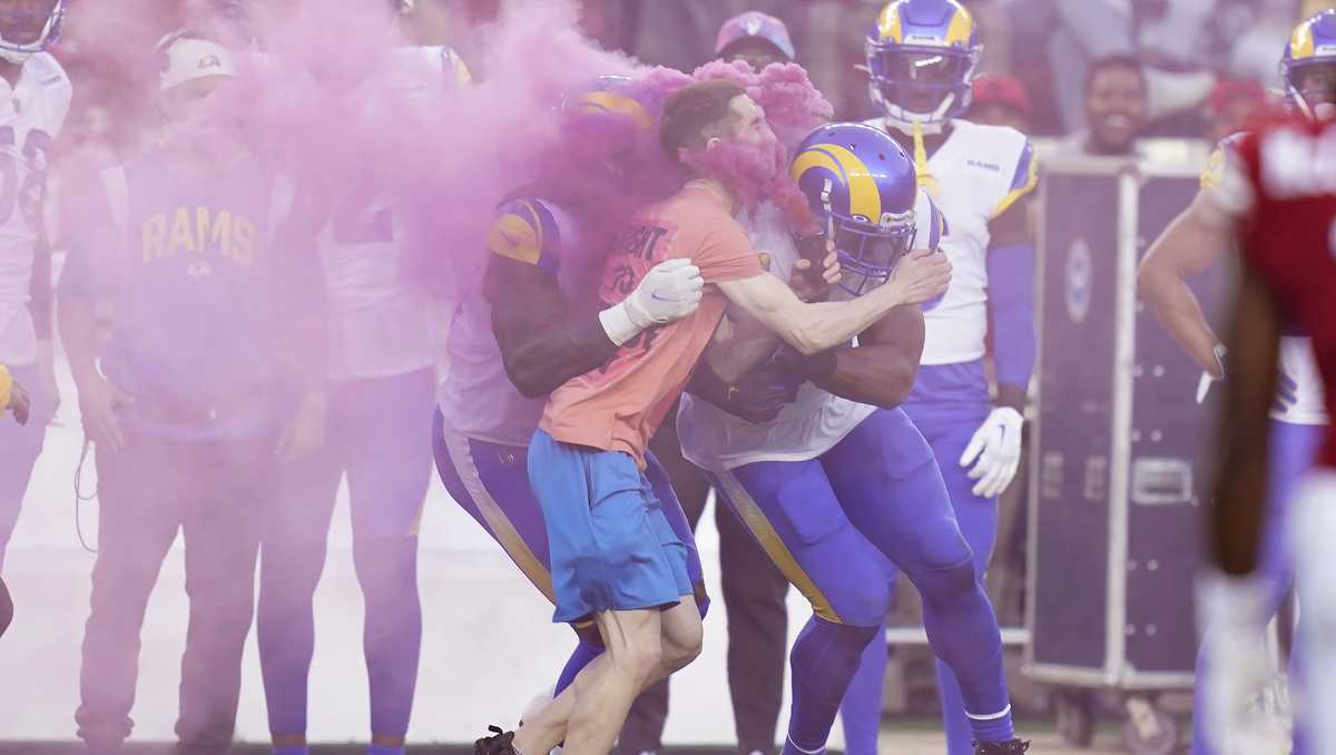Rams LB Bobby Wagner flattens protester who gets on field during game