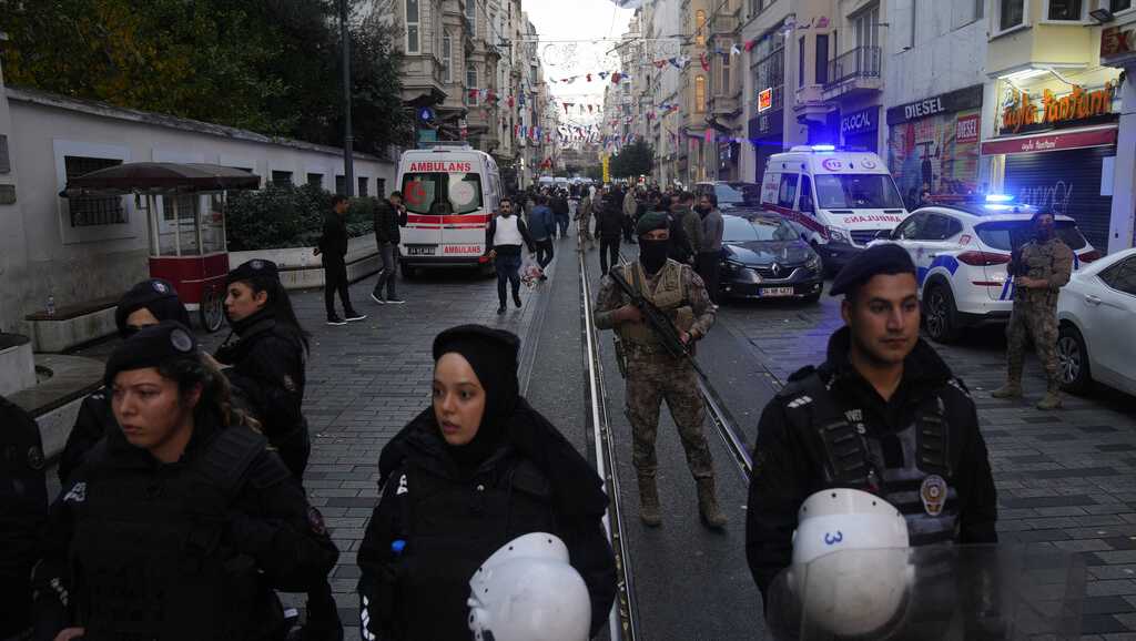 Bomb rocks avenue in heart of Istanbul; 6 dead, dozens hurt Bomb rocks avenue in heart of Istanbul; 6 dead, dozens hurt