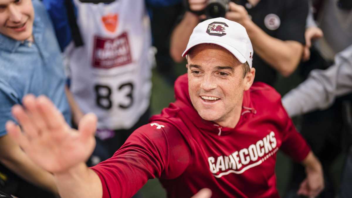 South Carolina: Beamer takes Palmetto Bowl trophy to school drop off