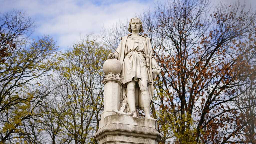 Crews remove box covering Columbus statue in Philadelphia