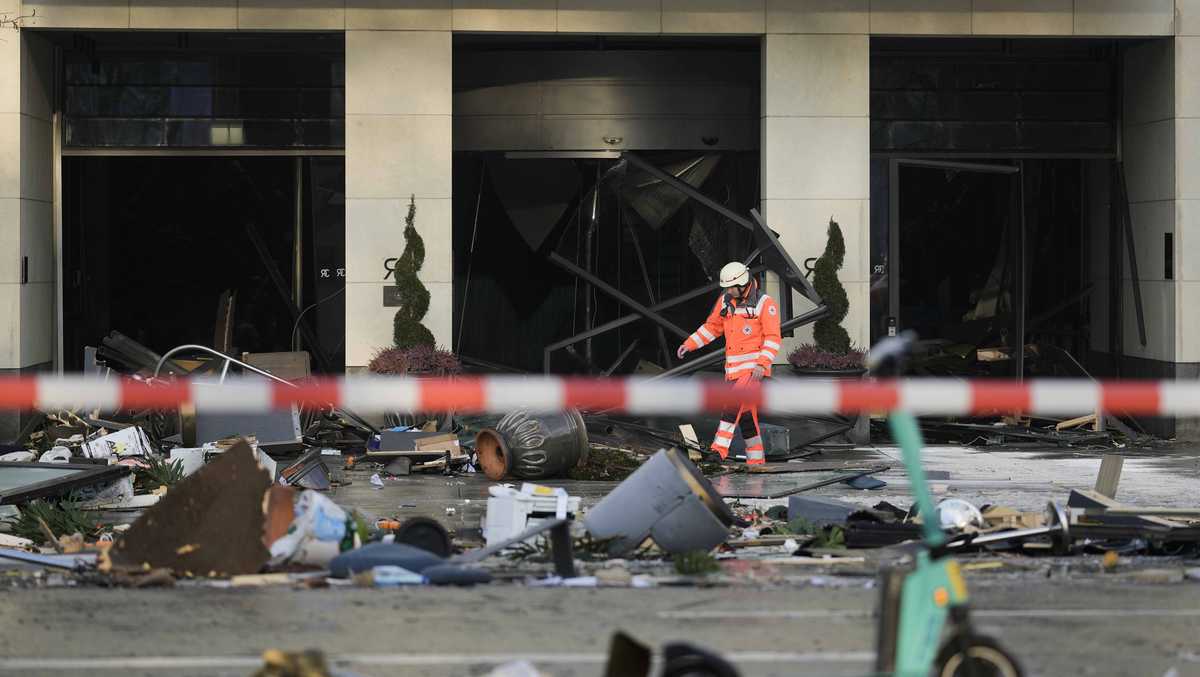 Huge aquarium bursts in Berlin, releases flood of 1,500 fish
