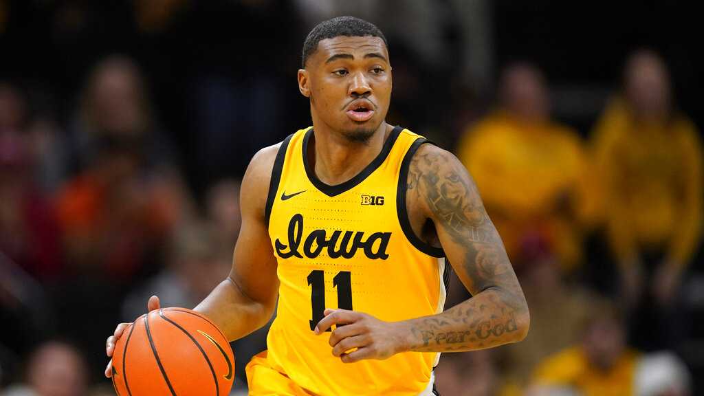 Perkins scores career-high 32, Iowa edges Illinois 81-79