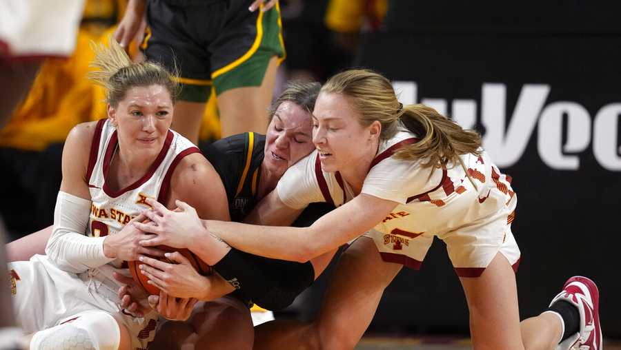 Hawkeyes crack top 5, Cyclones tumble in latest women's AP poll