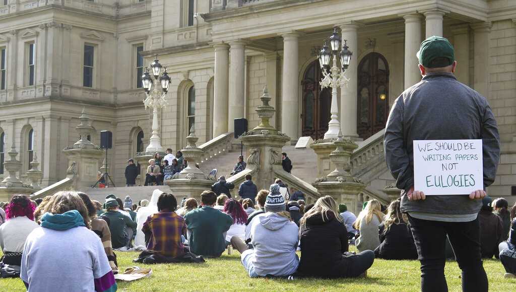 Students, faculty return to Michigan State after shooting